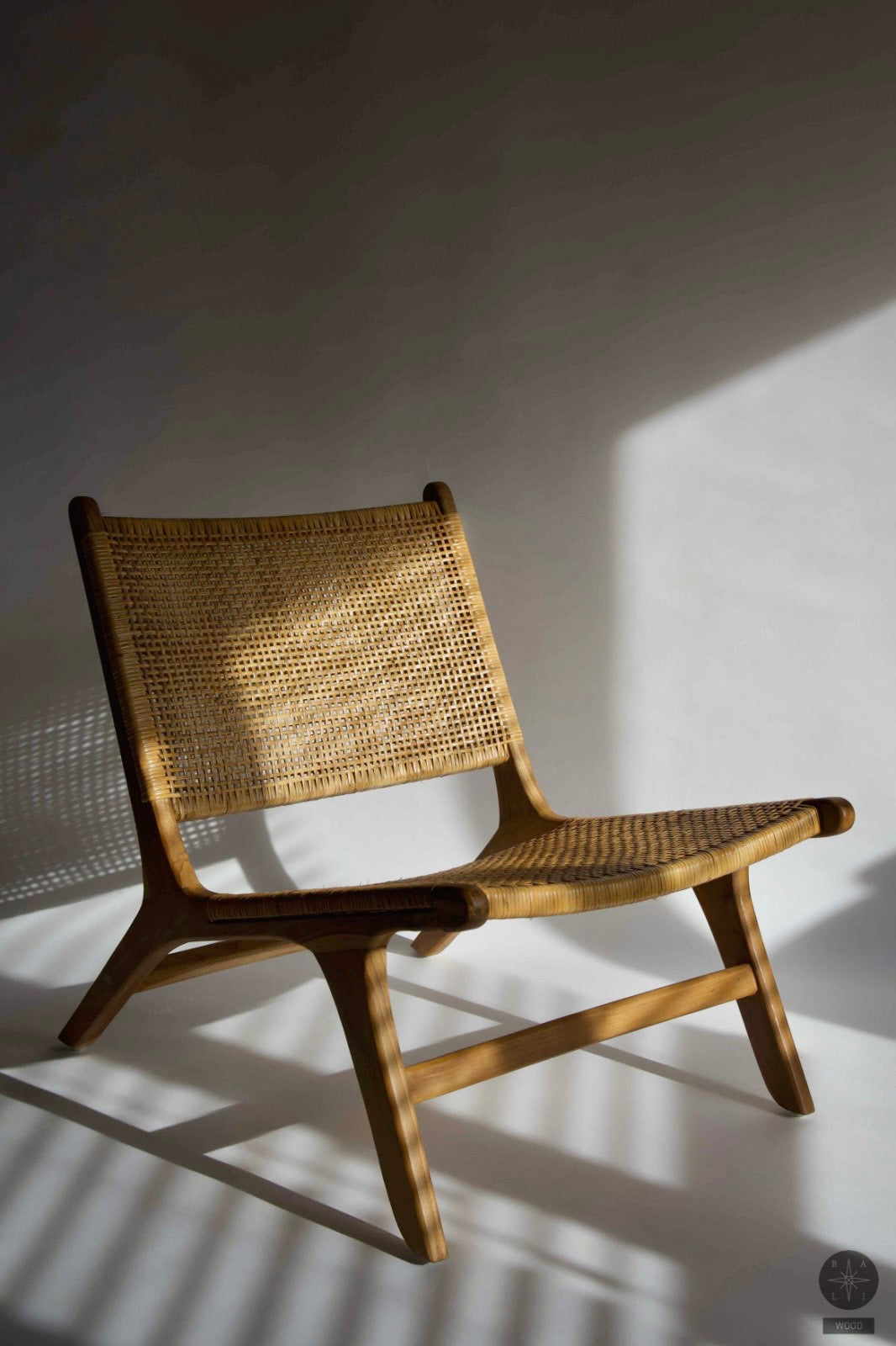 Žemas krėslas iš tikmedžio ir natūralaus rotango | Bali Wood